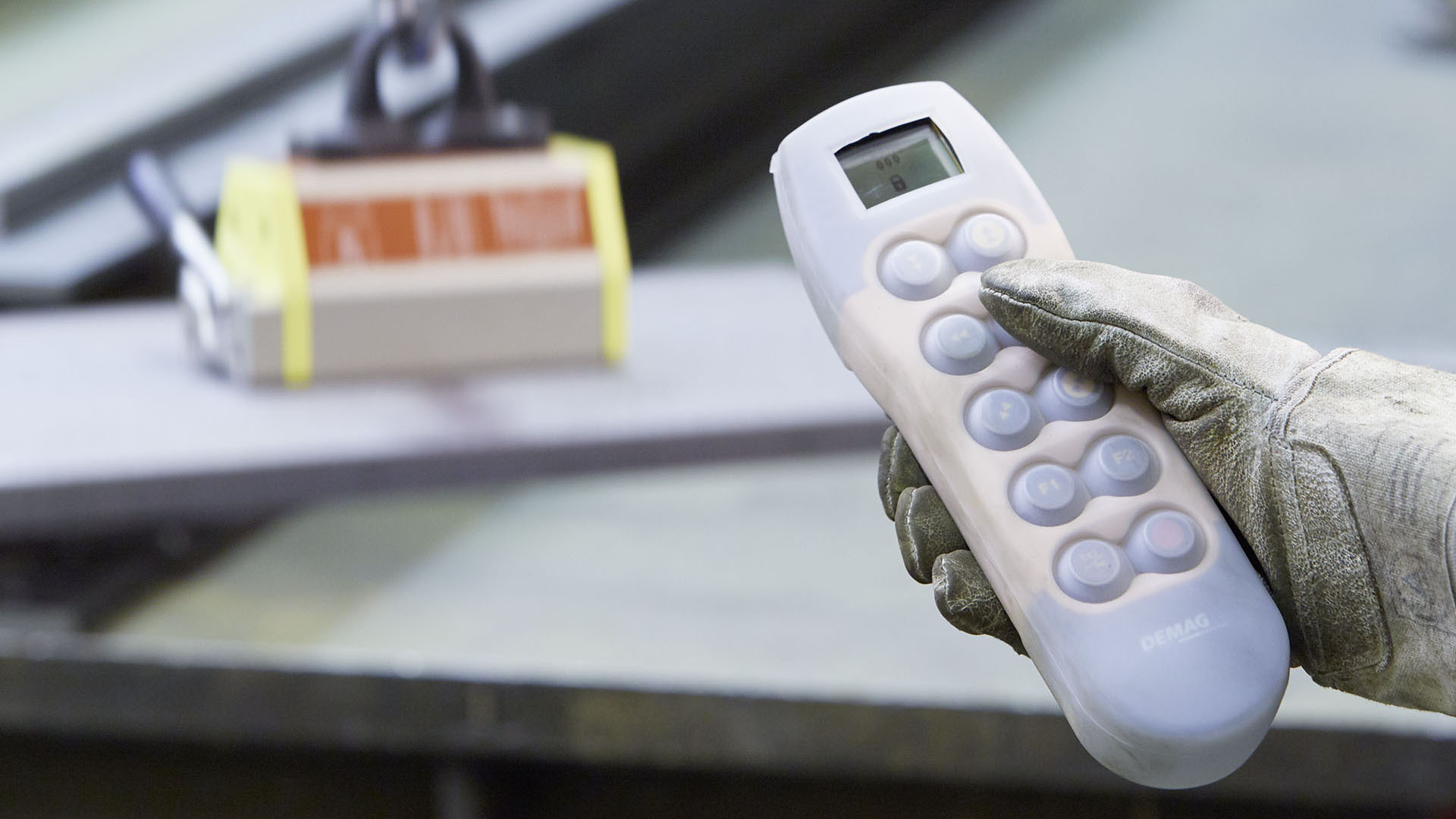 Wireless control of cranes – with Demag infrared control | Demagcranes